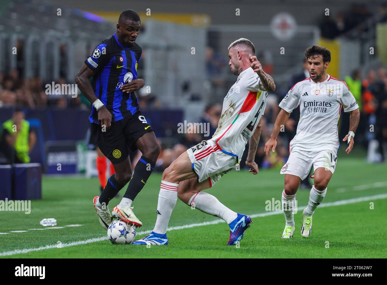 Mailand, Italien. Oktober 2023. Marcus Thuram vom FC Internazionale (L) tritt in der ...