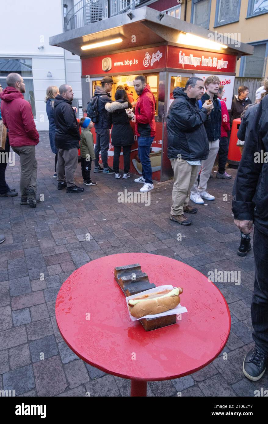 Besucher am Bæjarins Beztu Pylsur Hot Dog Stand oder Stand, für ...