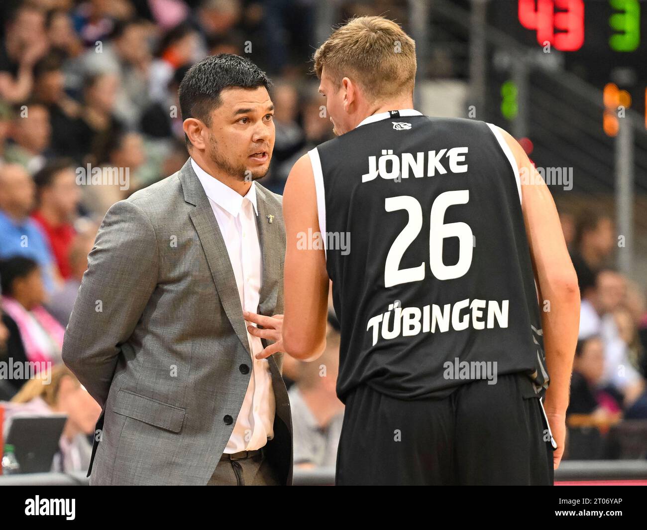 Daniel Jansson (Tigers Tübingen, Head Coach) im gespraech mit Till ...