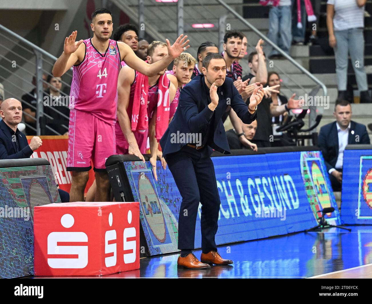 Marko Stankovic (Telekom Baskets Bonn, Co-Trainer) applaudiert der ...