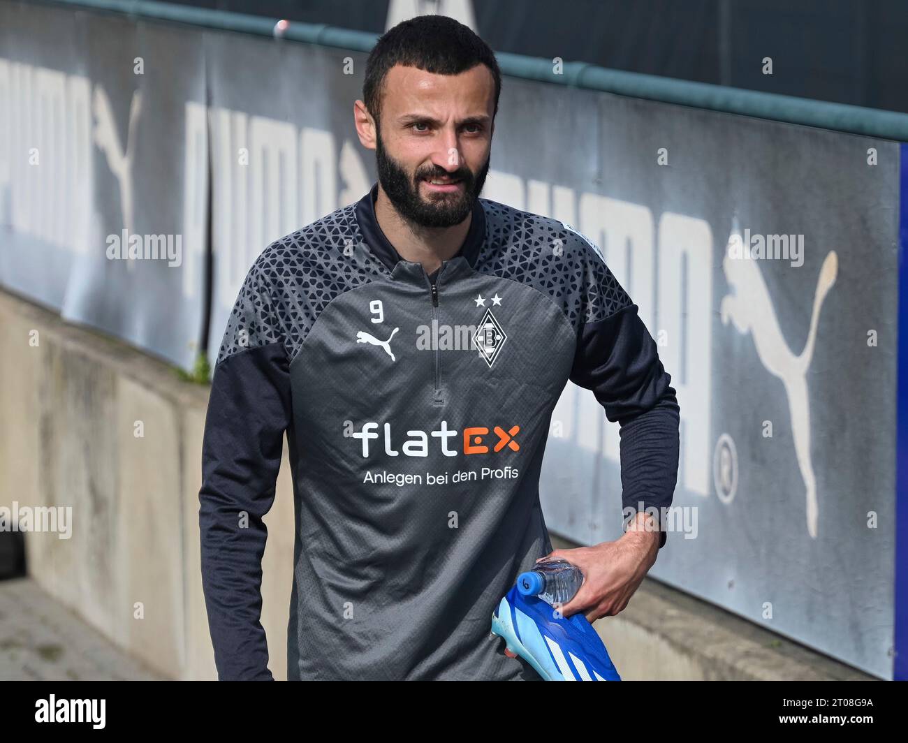 Franck Honorat (Borussia Mönchengladbach, #09) ist ohne Schuhe auf dem ...