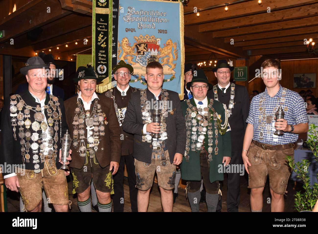 v. l.: Landesschuetzenkoenig Gewehr Thomas Miesgang ...