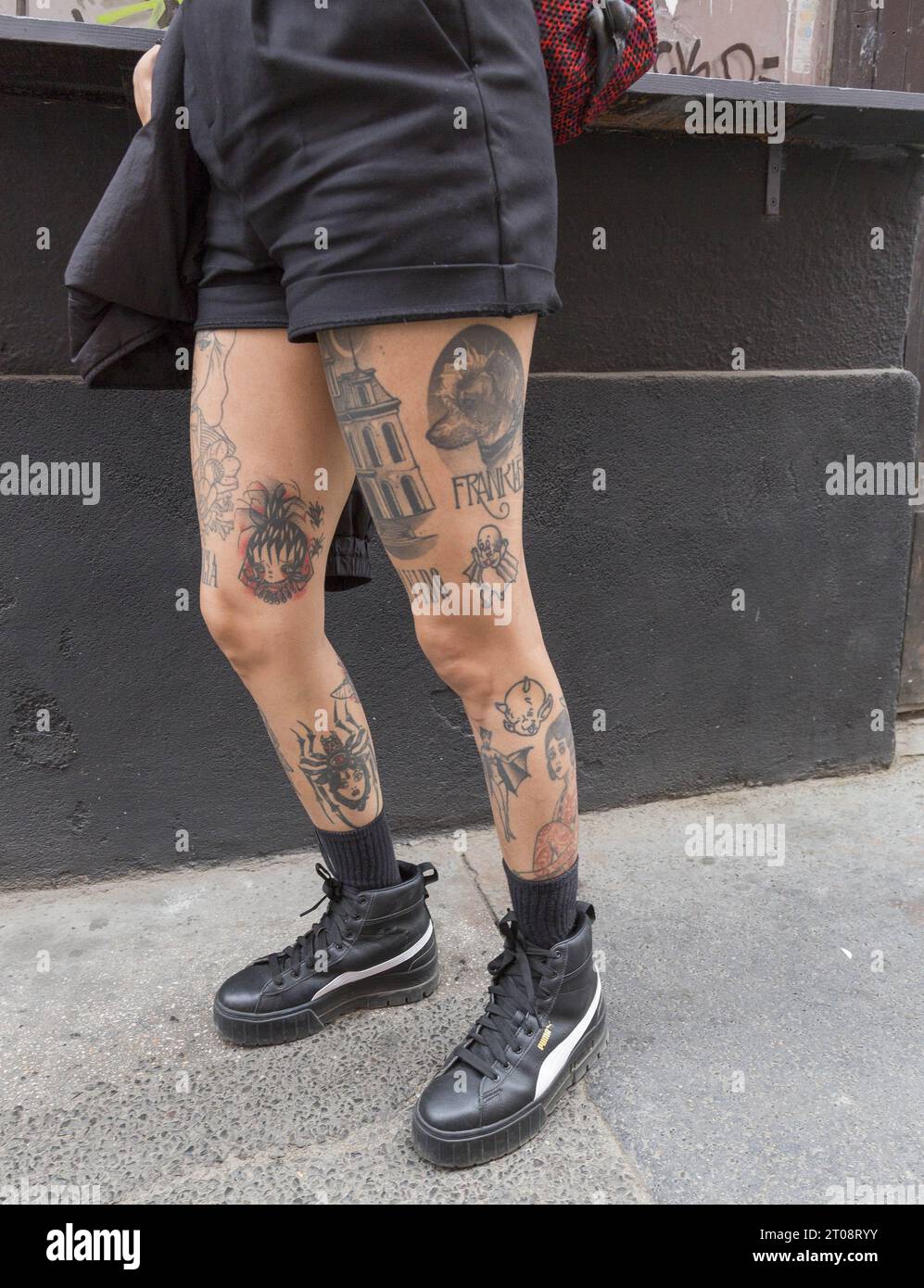 Bein tattoo girl -Fotos und -Bildmaterial in hoher Auflösung – Alamy