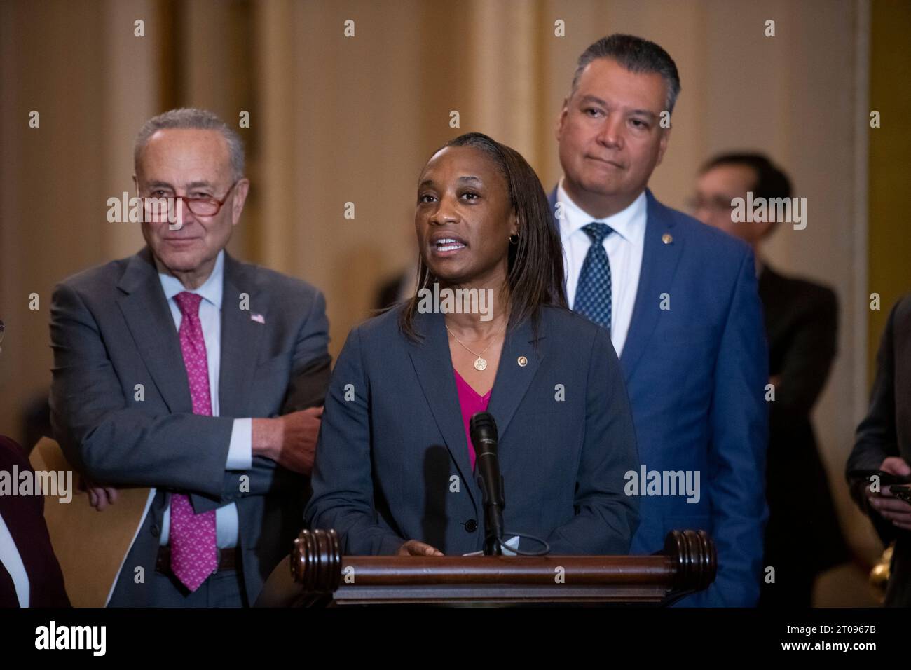 Der US-Senator Laphonza Butler (Demokrat von Kalifornien), Mitte, wird ...