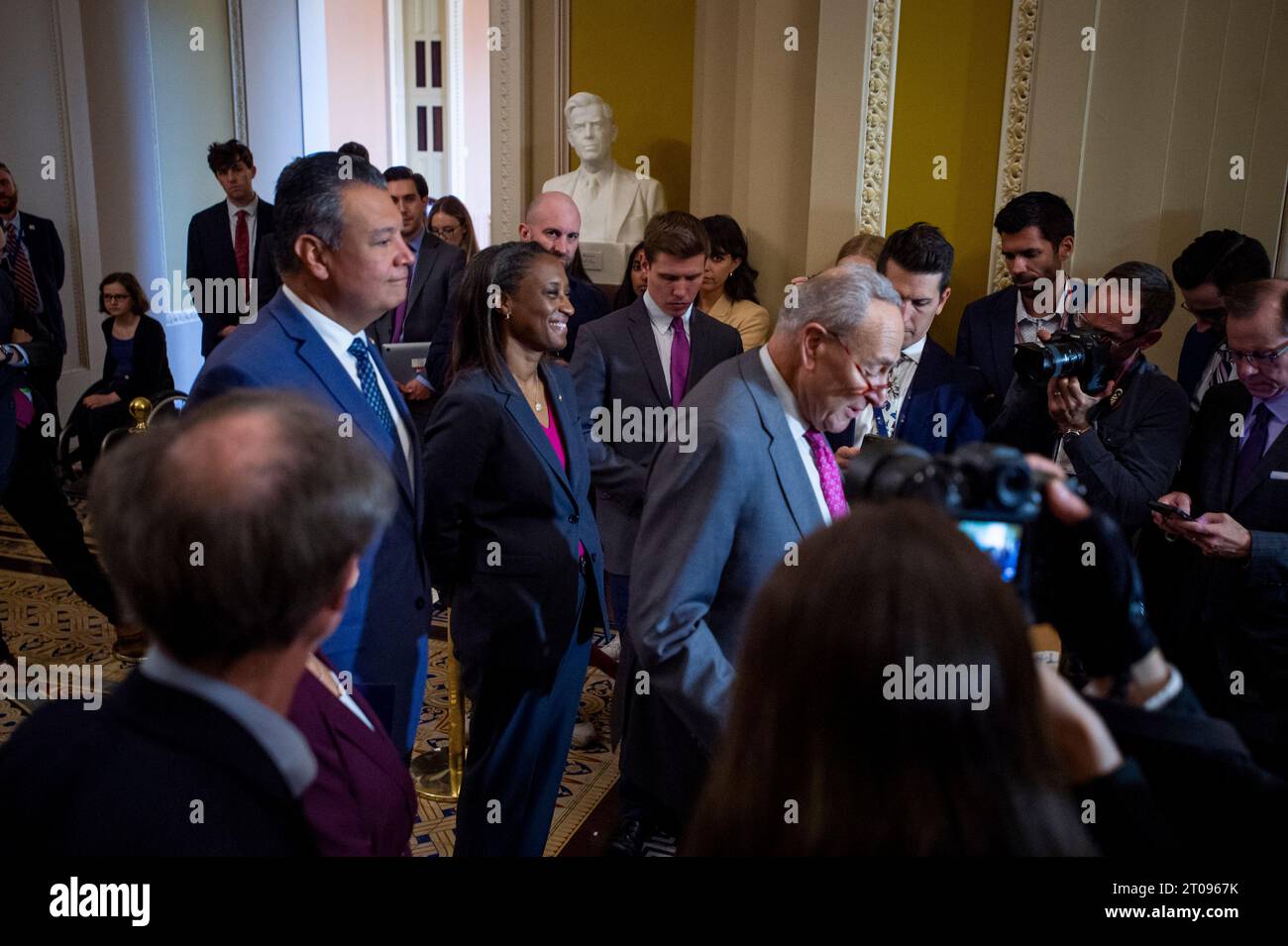Der US-Senator Laphonza Butler (Demokrat von Kalifornien), Mitte ...
