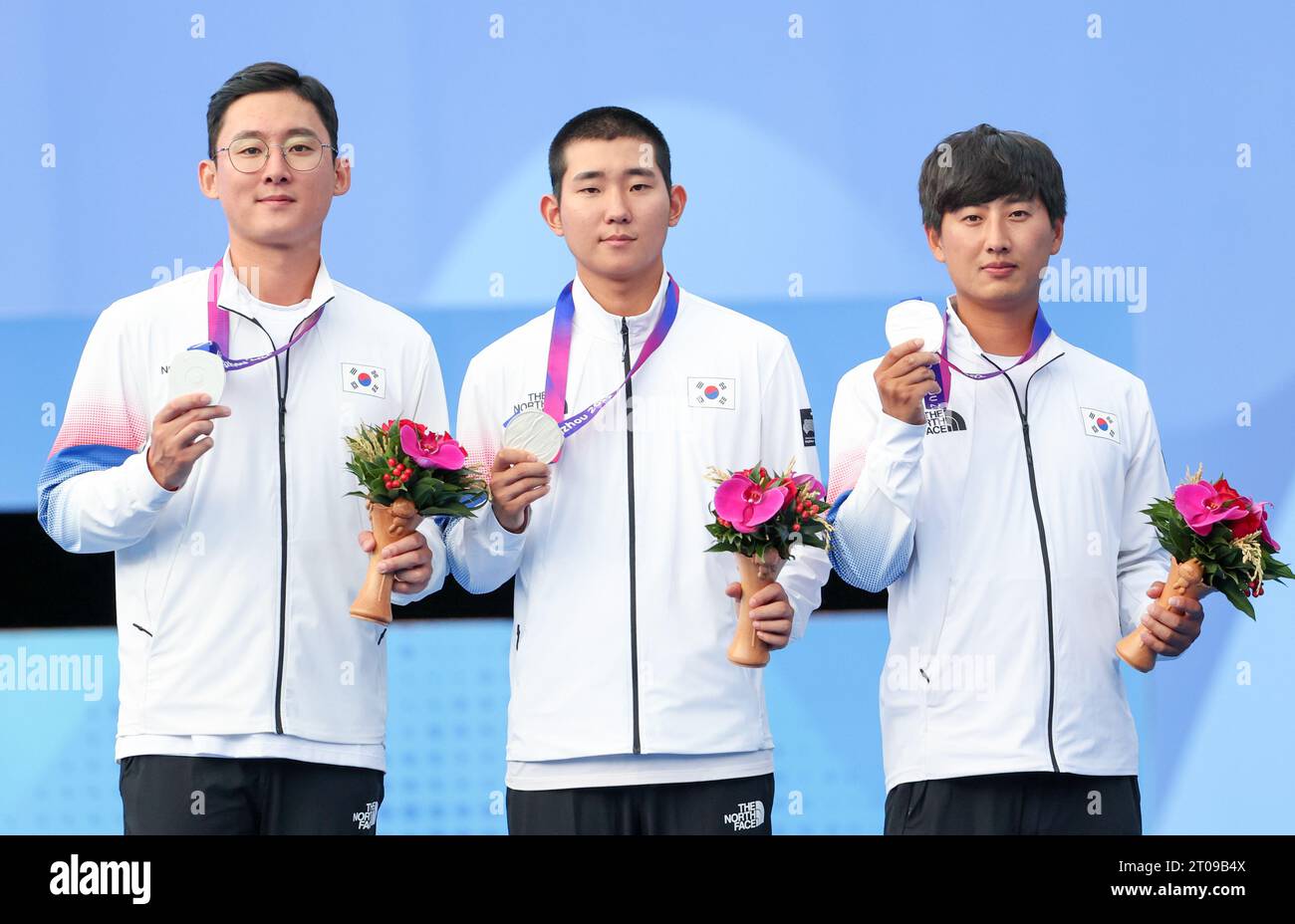 Oktober 2023. Die südkoreanischen Bogenschützen Kim Jong-ho, Yang Jae ...