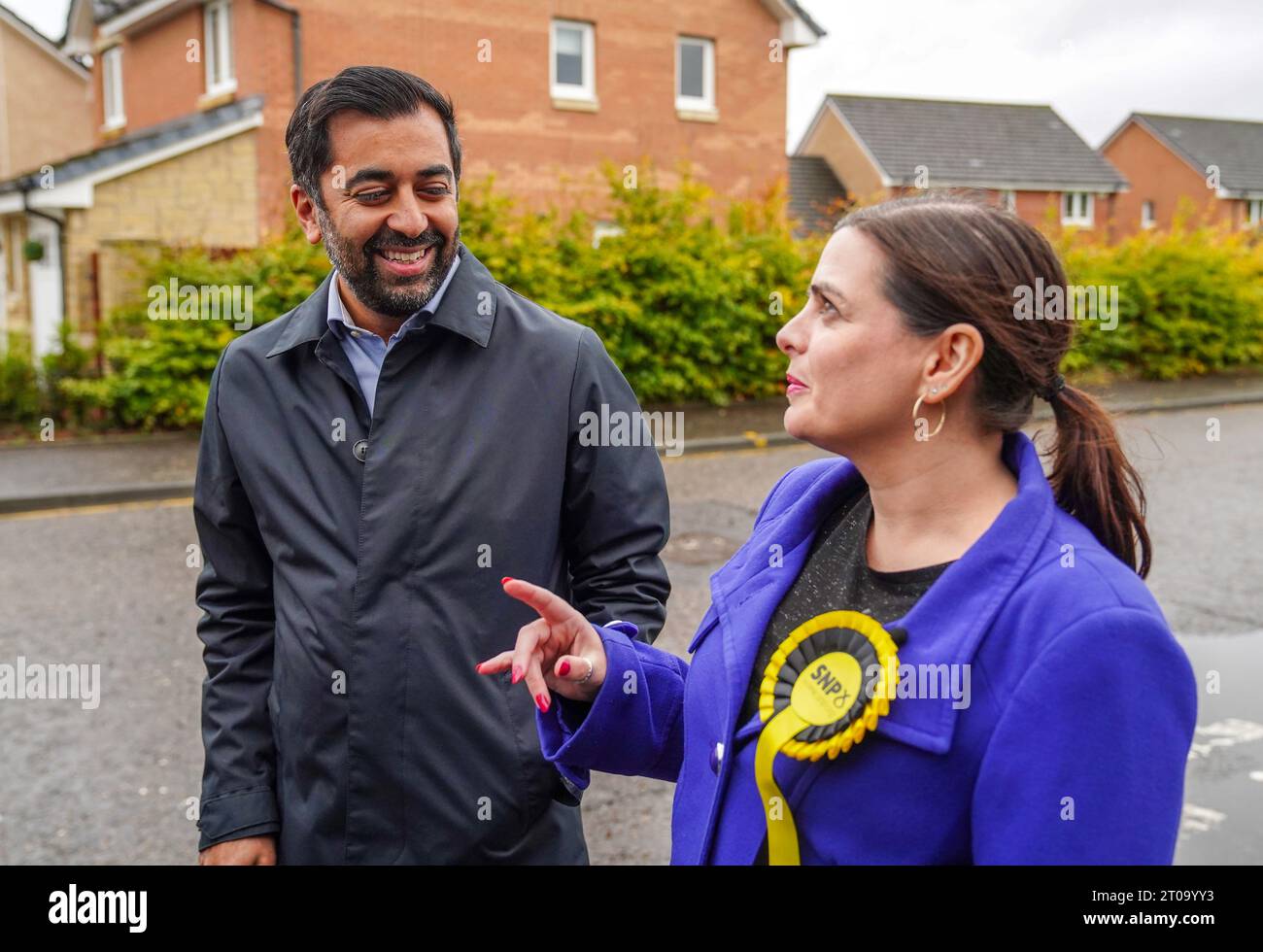 SNP-Chef Humza Yousaf und SNP-Kandidat Katy Loudon vor der Wahlstation ...