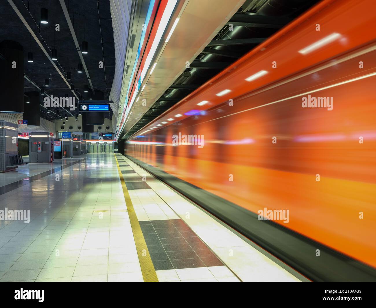 Helsinki/Finnland - 4. OKTOBER 2023: Die U-Bahn Helsinki, die von ...