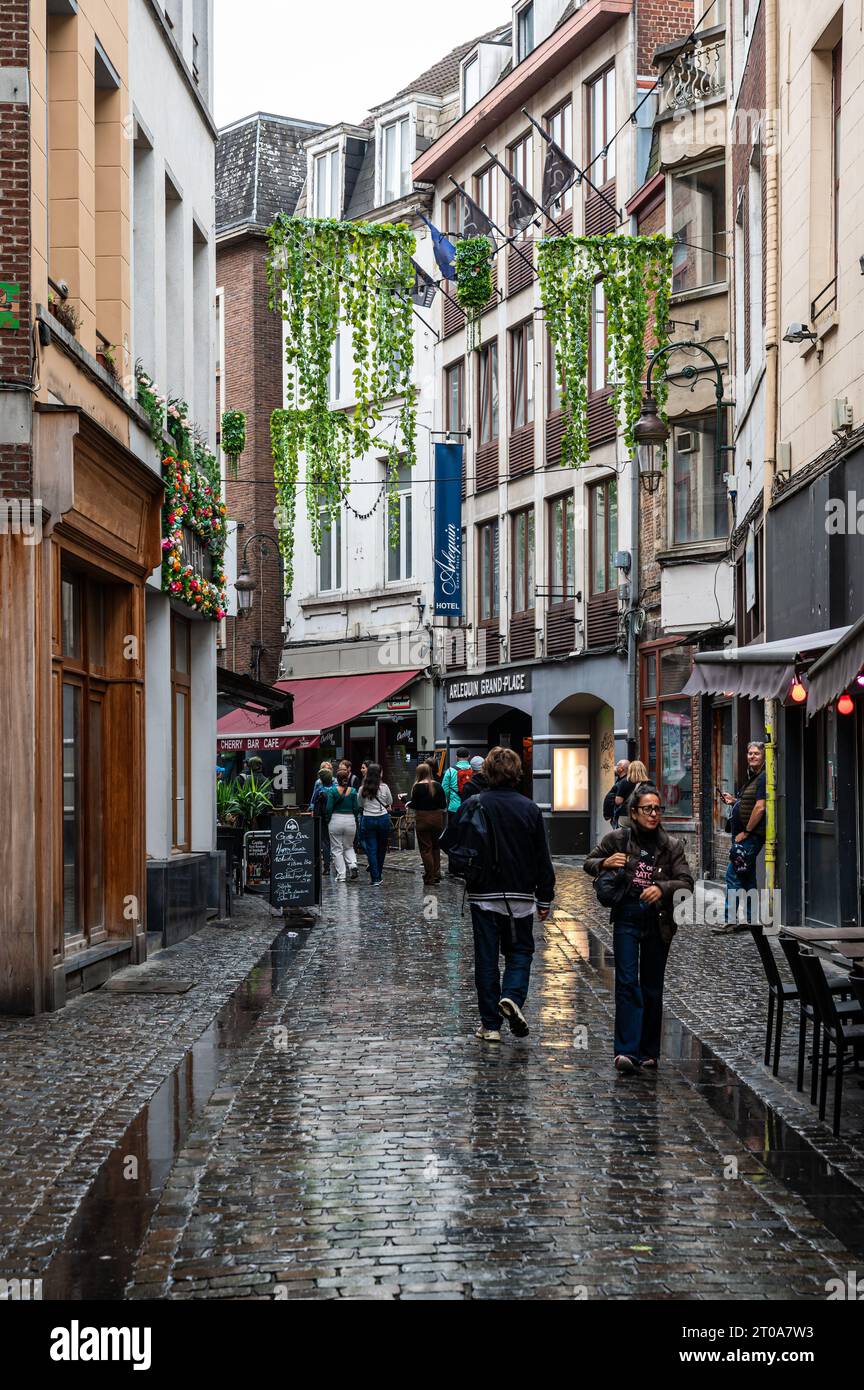 Brüssel Altstadt, Belgien, 29. September 2023 - nasse und enge Straße ...