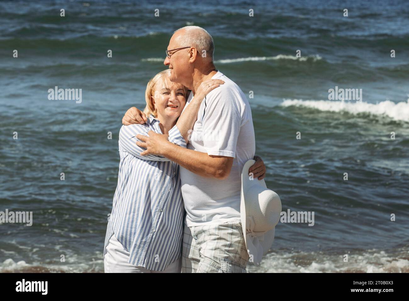 Alte oma strand -Fotos und -Bildmaterial in hoher Auflösung – Alamy