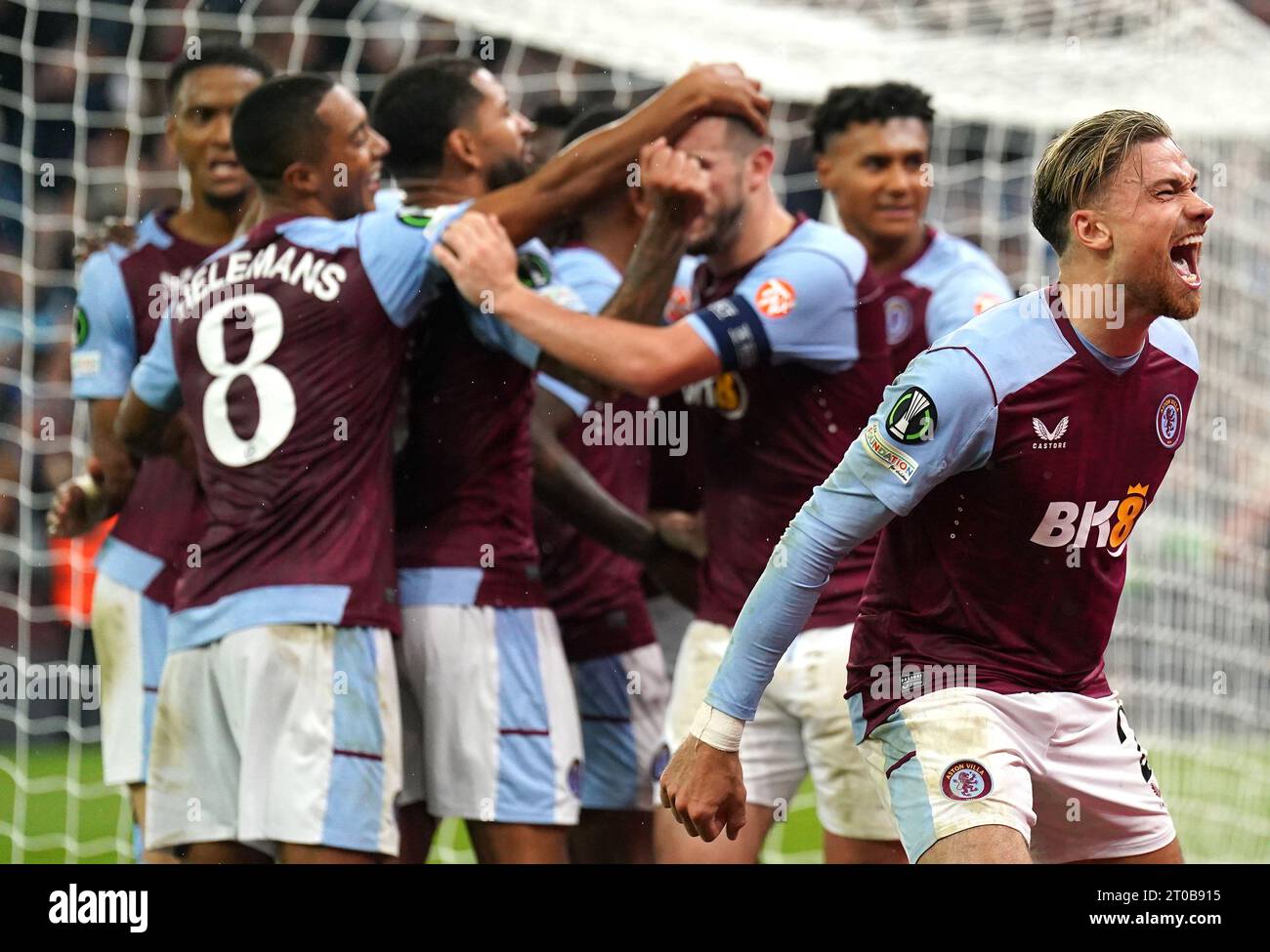 Matty Cash (rechts) von Aston Villa feiert das erste Tor ihrer ...