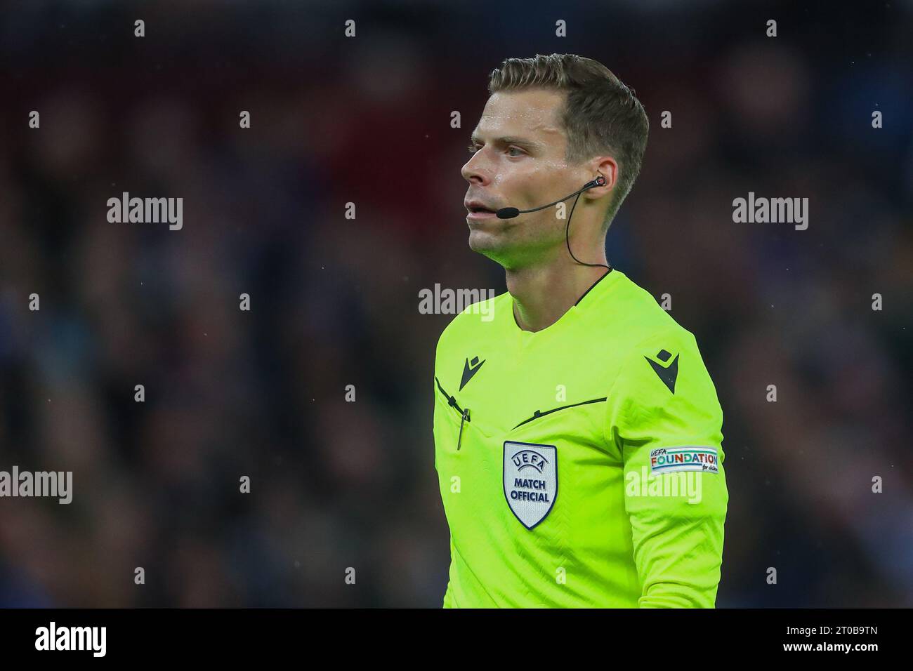 Schiedsrichter Urs Schnyder während des UEFA Europa Conference League ...