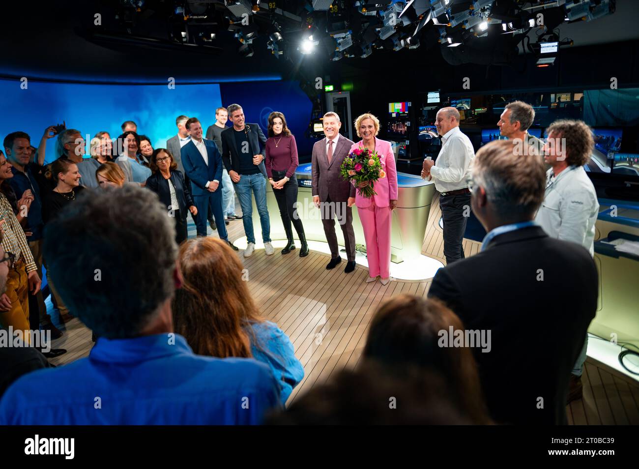 Hamburg, Deutschland. Oktober 2023. Moderatorin Caren Miosga (M) steht nach ihrer letzten ...