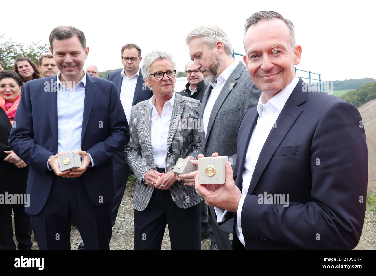 Pressetermin zum offiziellen Baubeginn der Talbrücke Rahmede. v. li ...