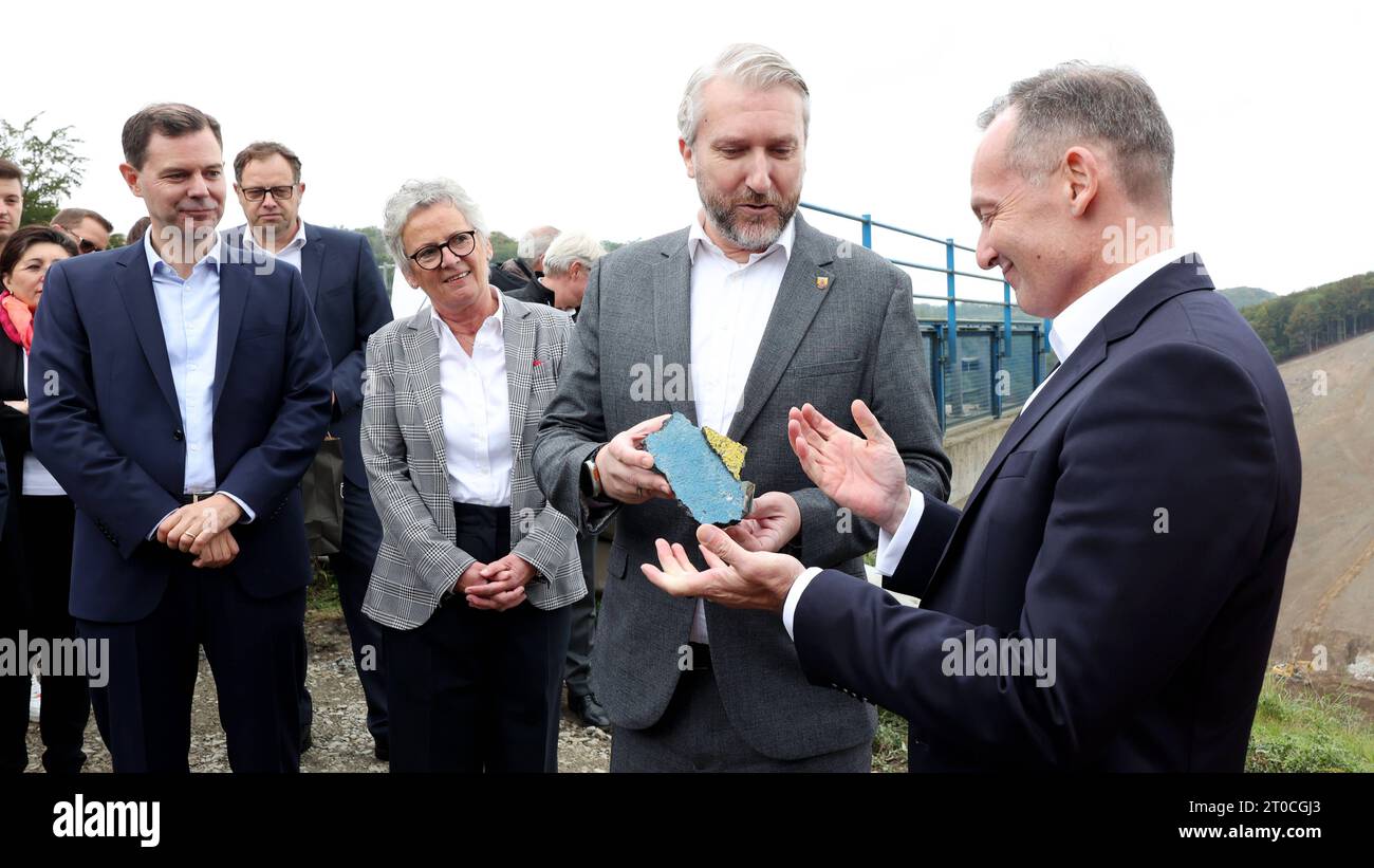 Pressetermin zum offiziellen Baubeginn der Talbrücke Rahmede. v. li ...