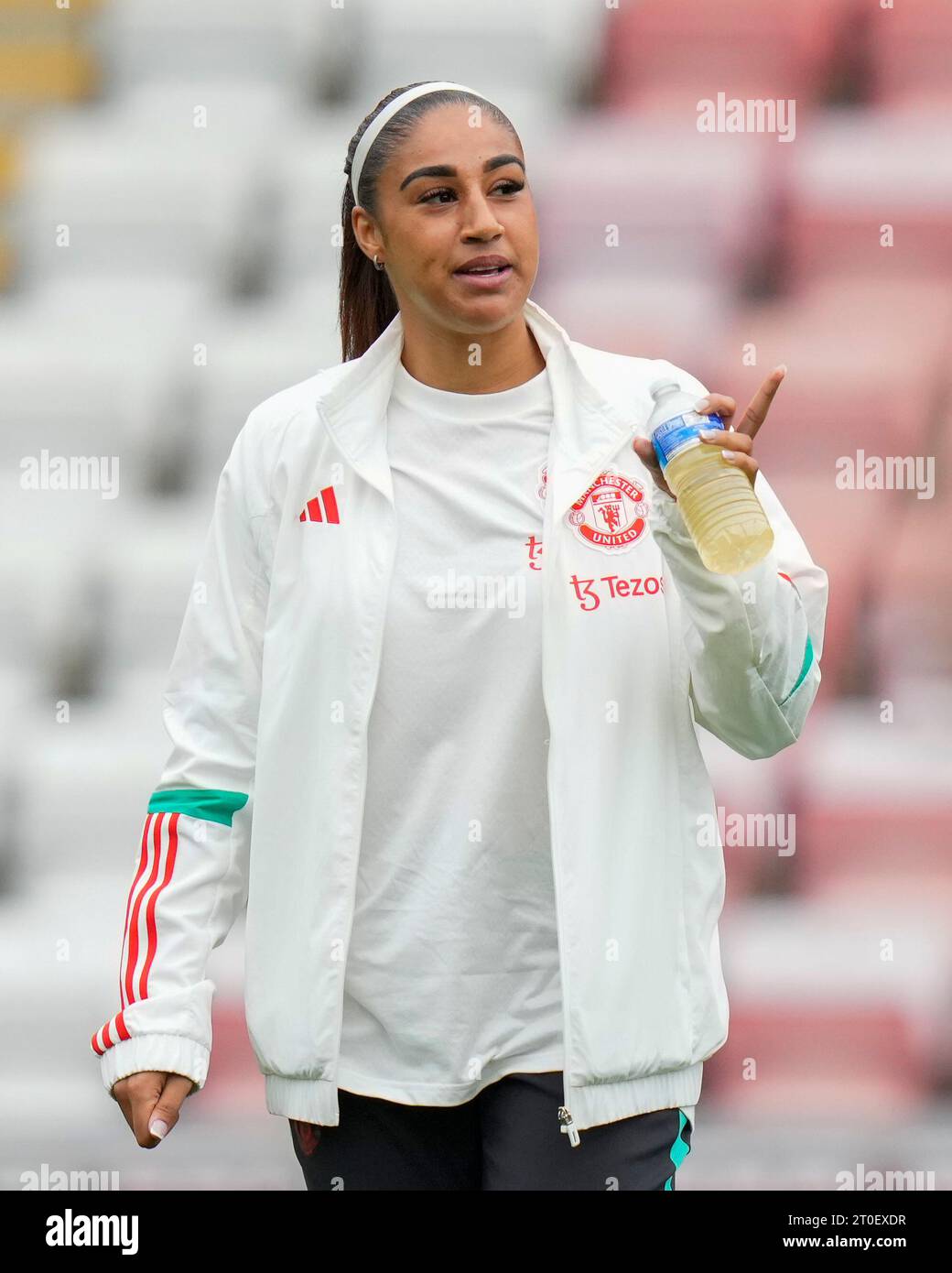 Gabrielle George #3 von Manchester United inspiziert das Feld vor dem ...