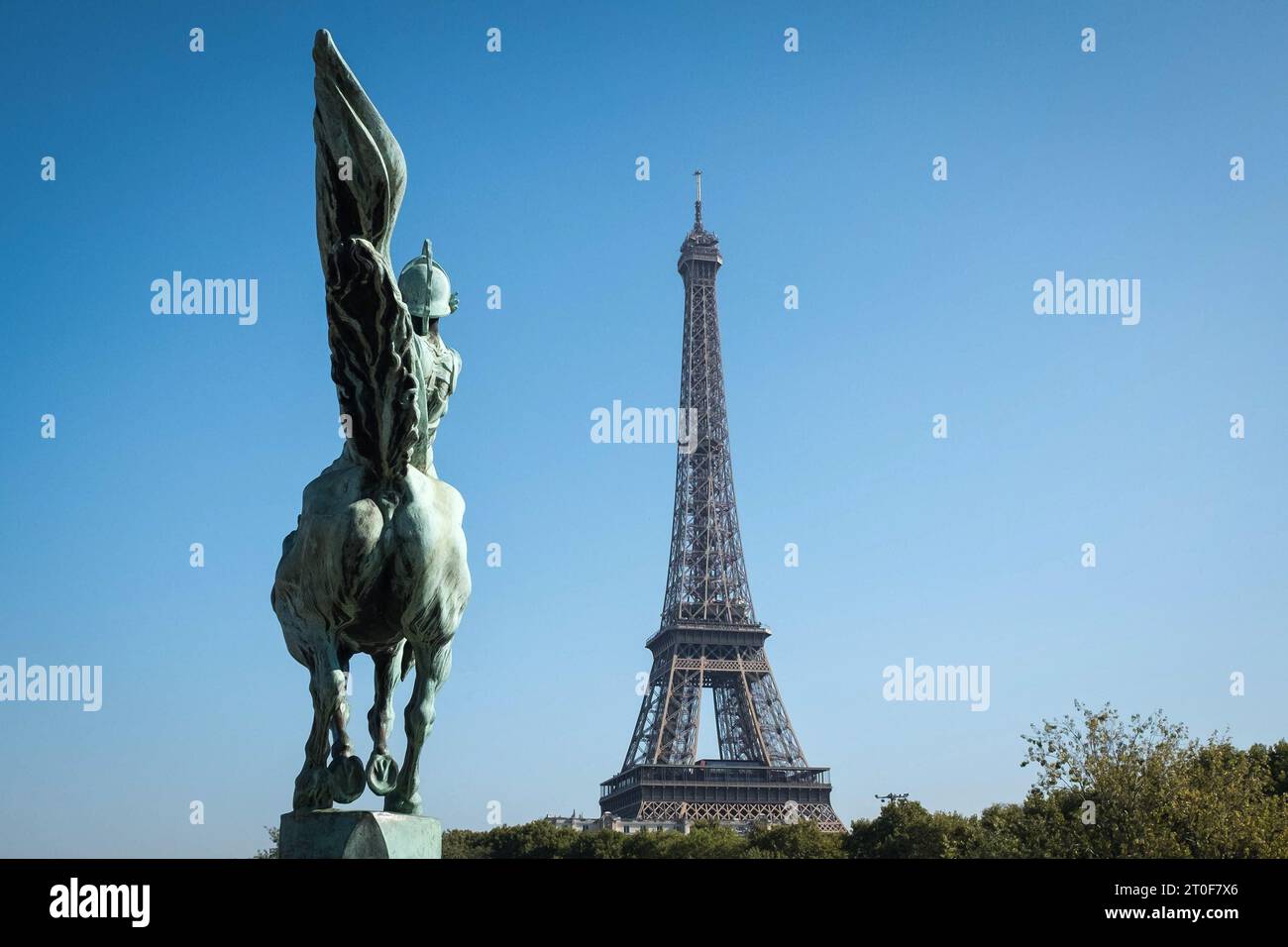 Eine Skulptur von Jeanne d'Arc und der Eiffelturm sind in Paris zu ...