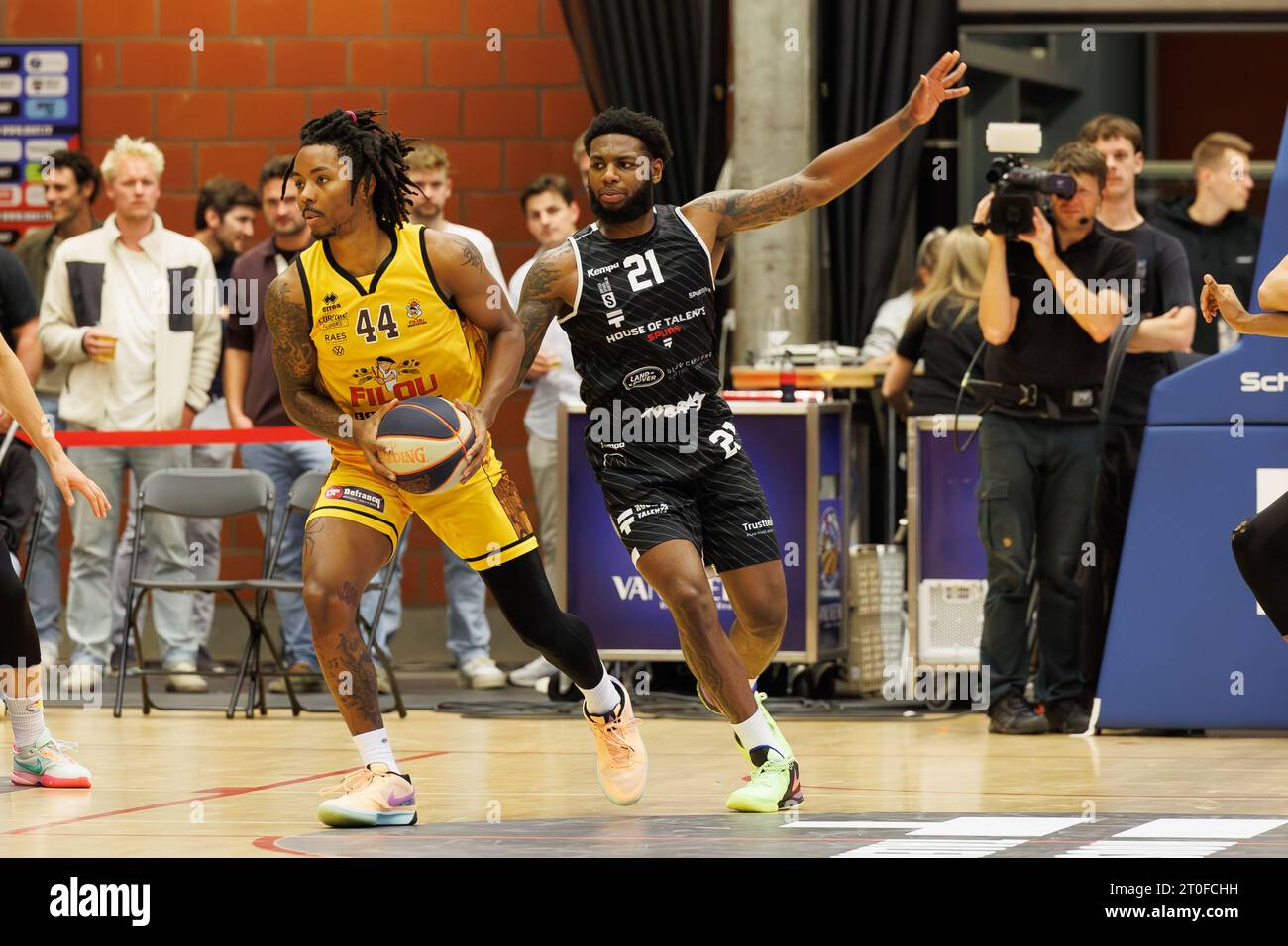 Kortrijk, Belgien. Oktober 2023. Oostendes Khalil Ahmad und Kortrijks Jamarius Burton kämpfen um ...