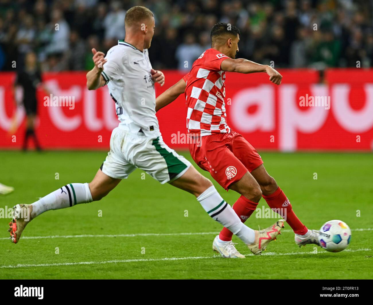 Nico Elvedi (Borussia Mönchengladbach, #30) kommt gegen Aymen Barkok (1. FSV Mainz 05, #04) zu ...