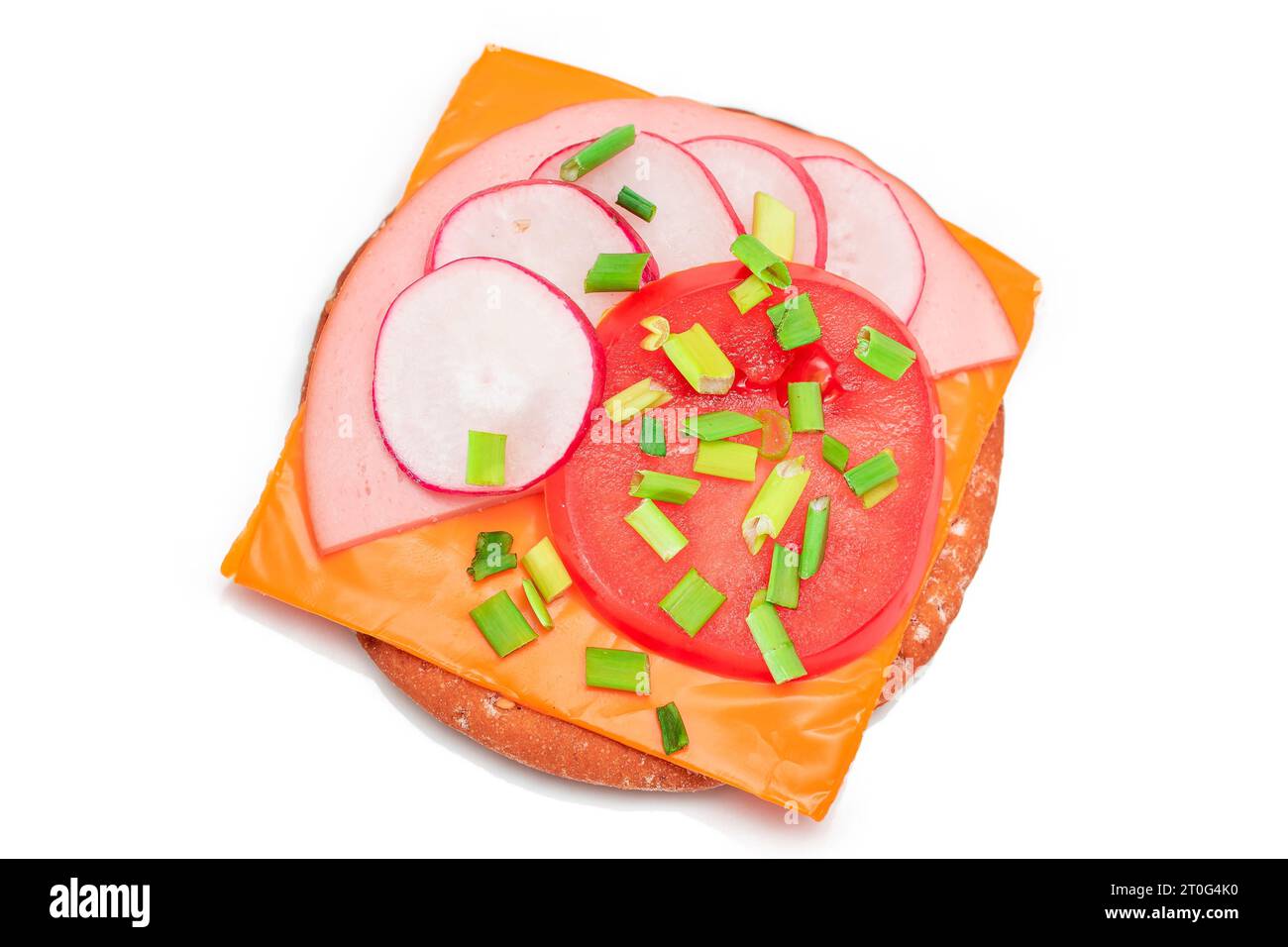 Knuspriges Cracker Sandwich mit Tomaten, Wurst, Käse, grünen Zwiebeln ...