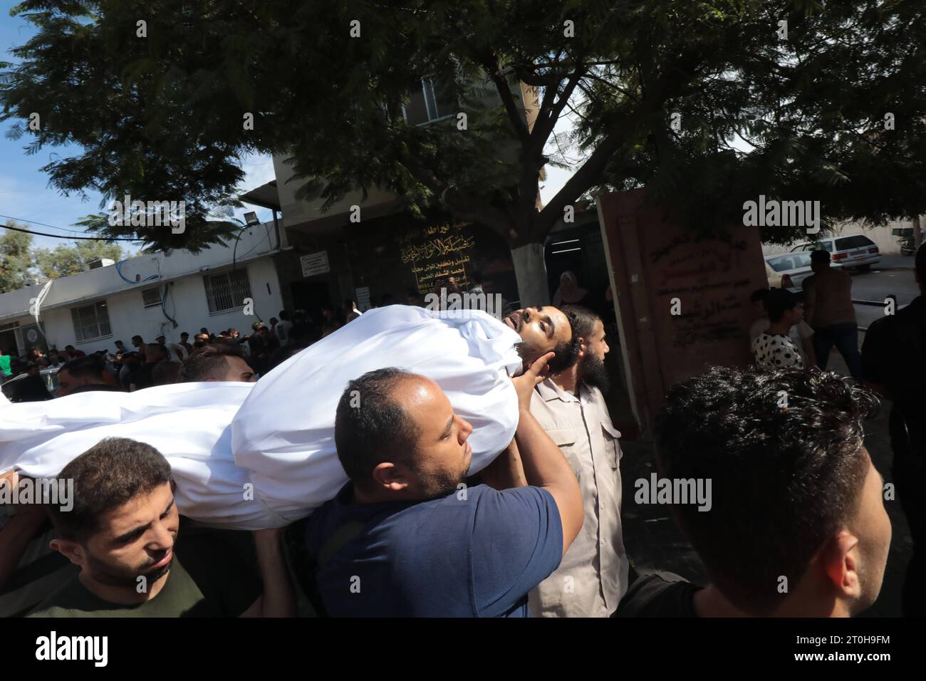 Trauernde tragen die Leichen der Palästinenser, die bei der letzten Infiltrationsoperation nach ...