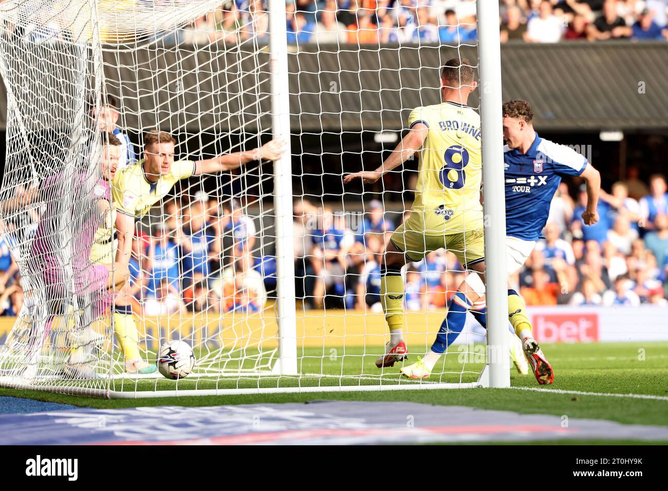 Nathan Broadhead (rechts) von Ipswich Town erzielt das dritte Tor des ...