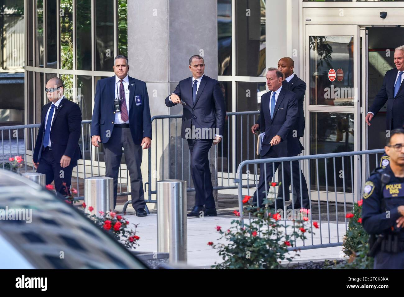 Hunter Biden, linkes Zentrum, spricht mit seinem Anwalt, Abbe Lowell ...