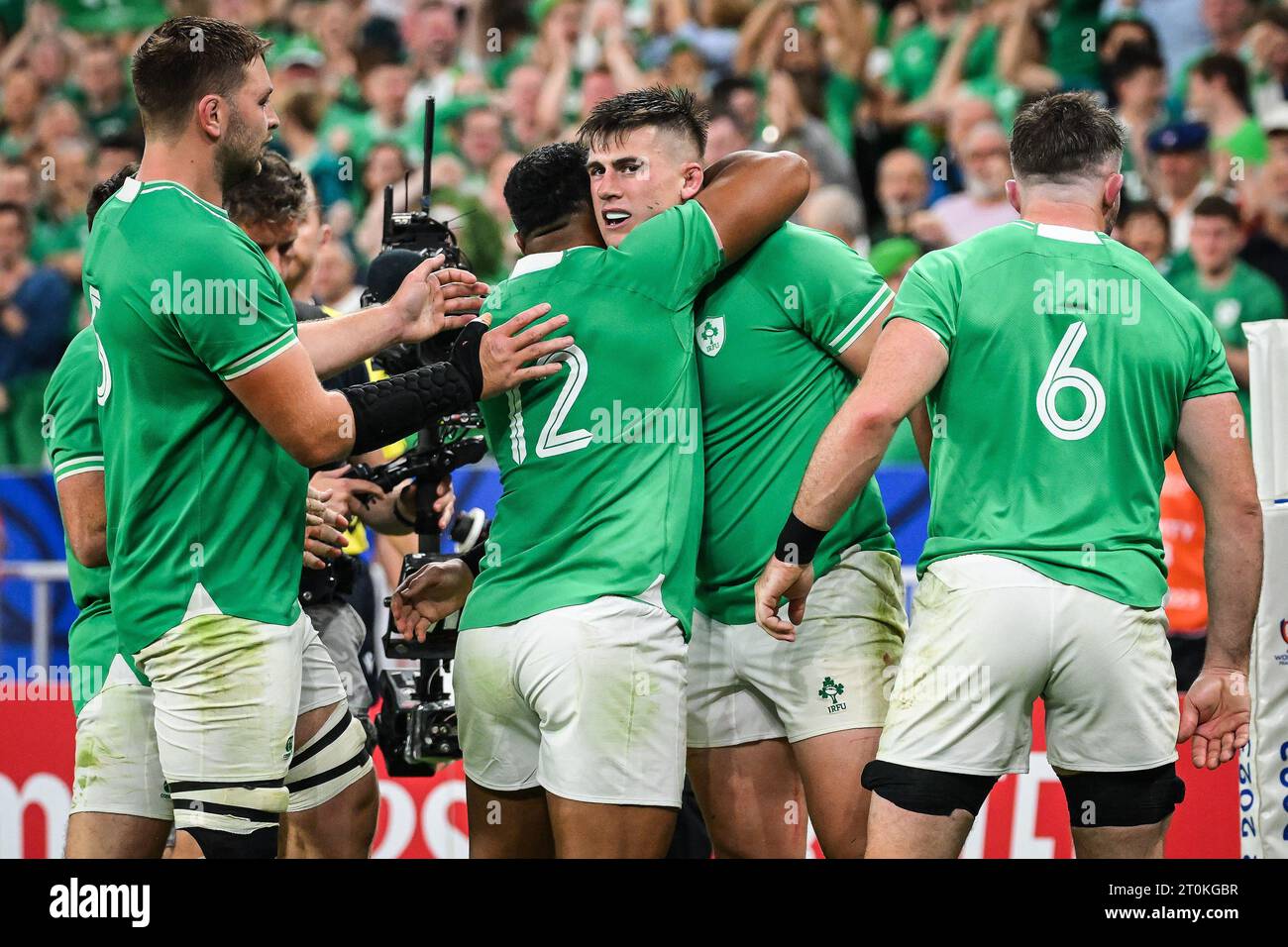 Dan SHEEHAN aus Irland feierte seinen Versuch mit seinen Teamkollegen ...