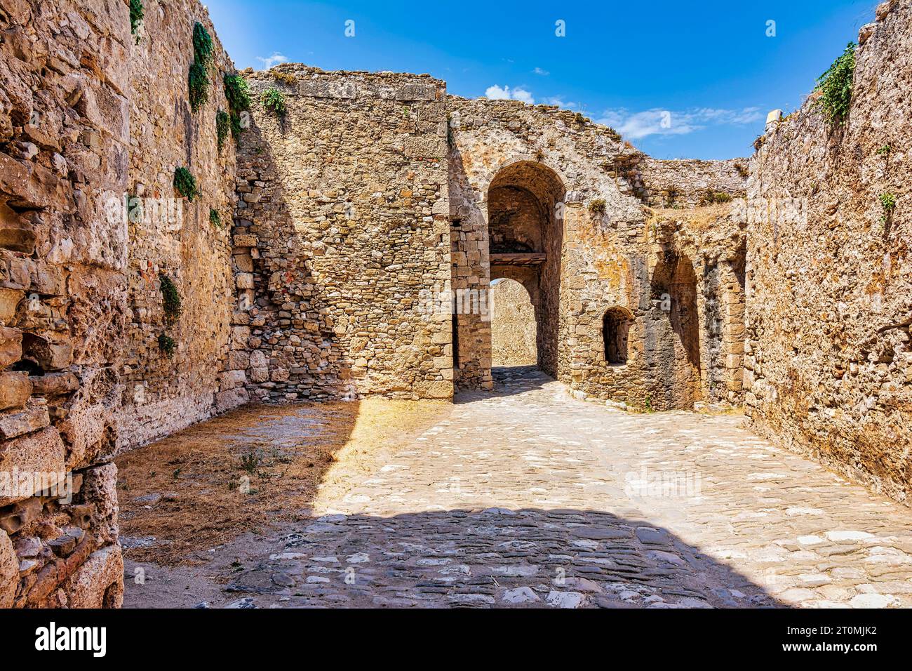 Das bogenförmige Haupteingangstor zum Schloss Methoni. Die Burg ist ...