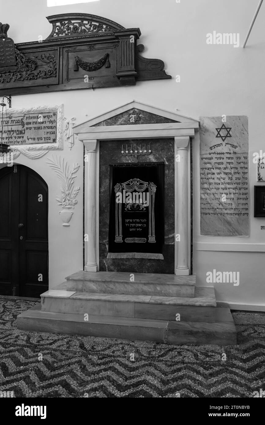 Die Torah-Arche mit den Schriftrollen der Tora befindet sich in der ...