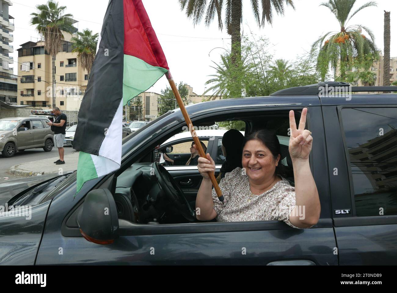 Saida, Libanon. Oktober 2023. Frau zeigt palästinensische Flagge in Saida, Libanon am 8. Oktober ...