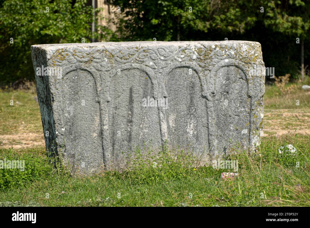 Mittelalterliche Grabsteine rund um den Bileca-See in Bosnien und ...