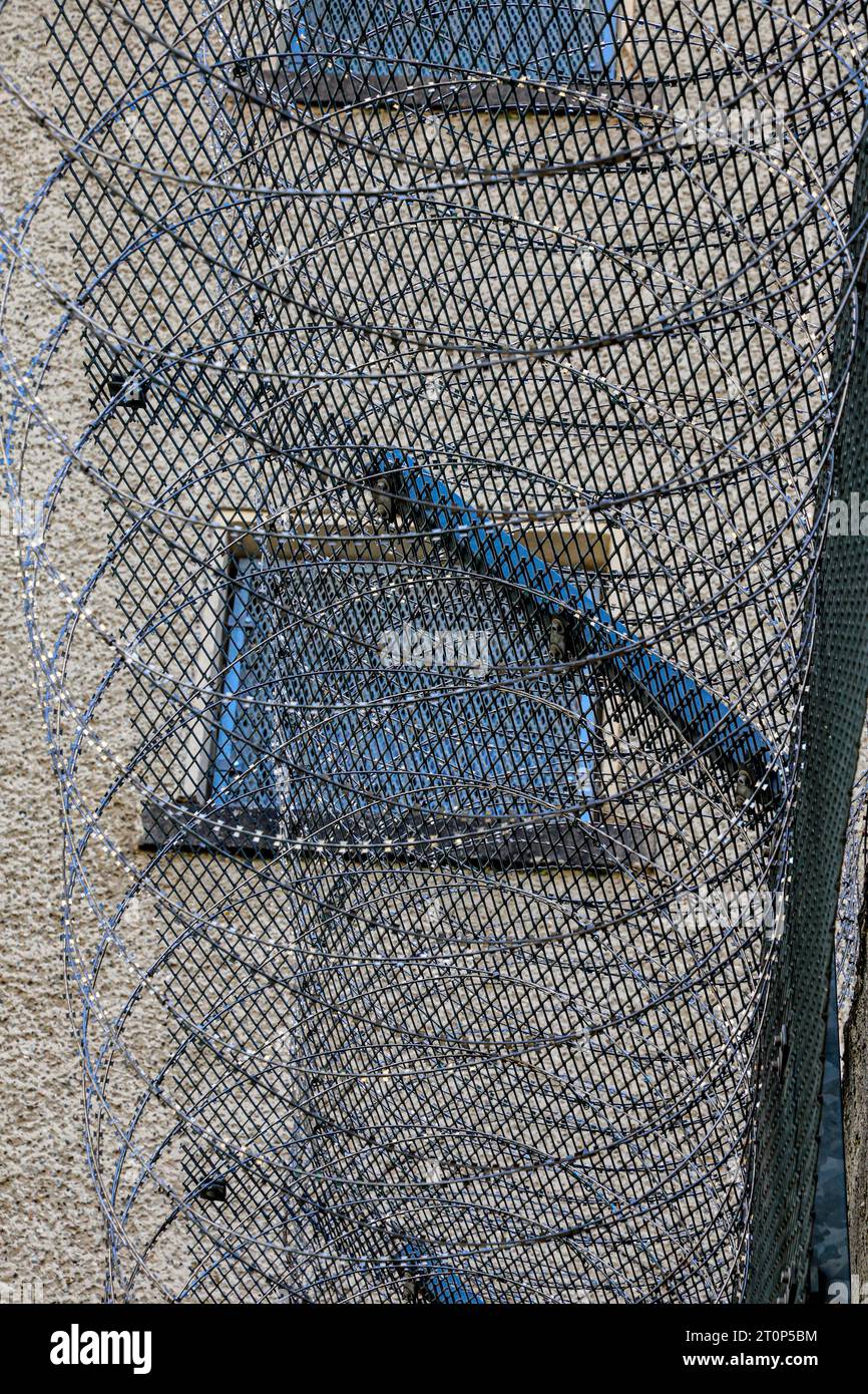 07.10.2023: Gefängnis, JVA, Knast - Symbolfoto Gefängnismauer mit ...