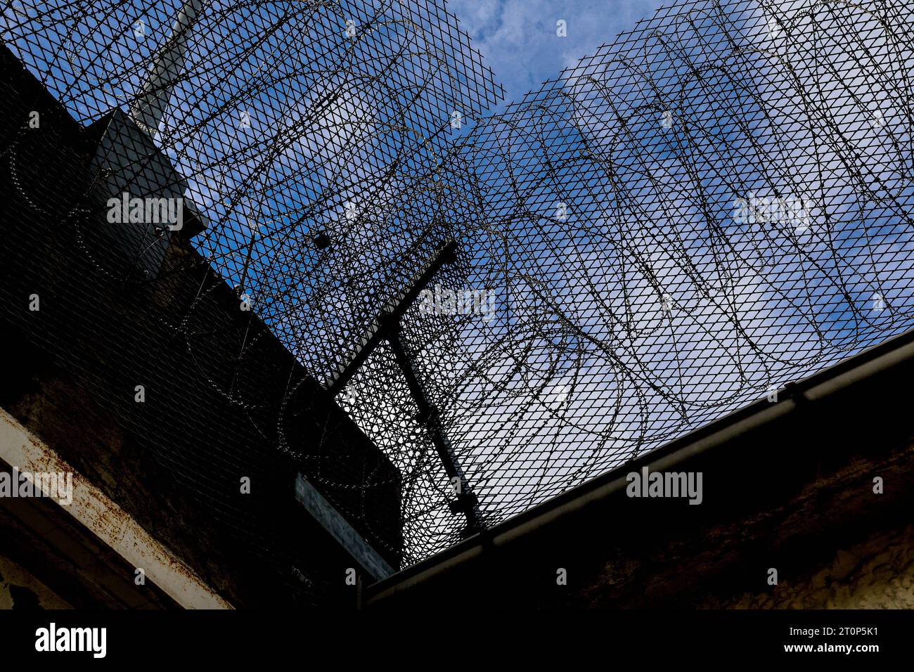 07.10.2023: Gefängnis, JVA, Knast - Symbolfoto Gefängnismauer mit ...