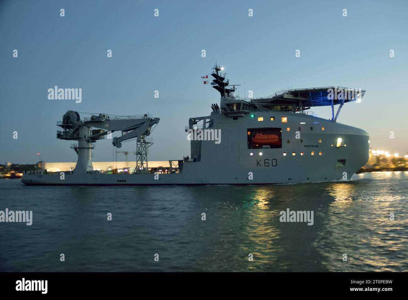 Die RFA Proteus, das erste von zwei geplanten Multi-Role Ocean ...