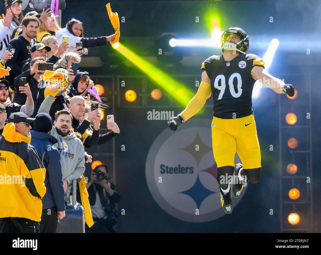 Die Fans reagieren darauf, als der Pittsburgh Steelers Linebacker T.J. Watt (90) am Sonntag, den ...