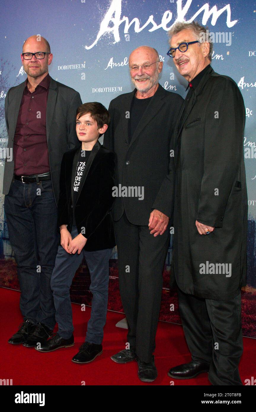 Daniel Kiefer, Anton Wenders, Anselm Kiefer und Wim Wenders bei der Premiere des Dokumentarfilms ...