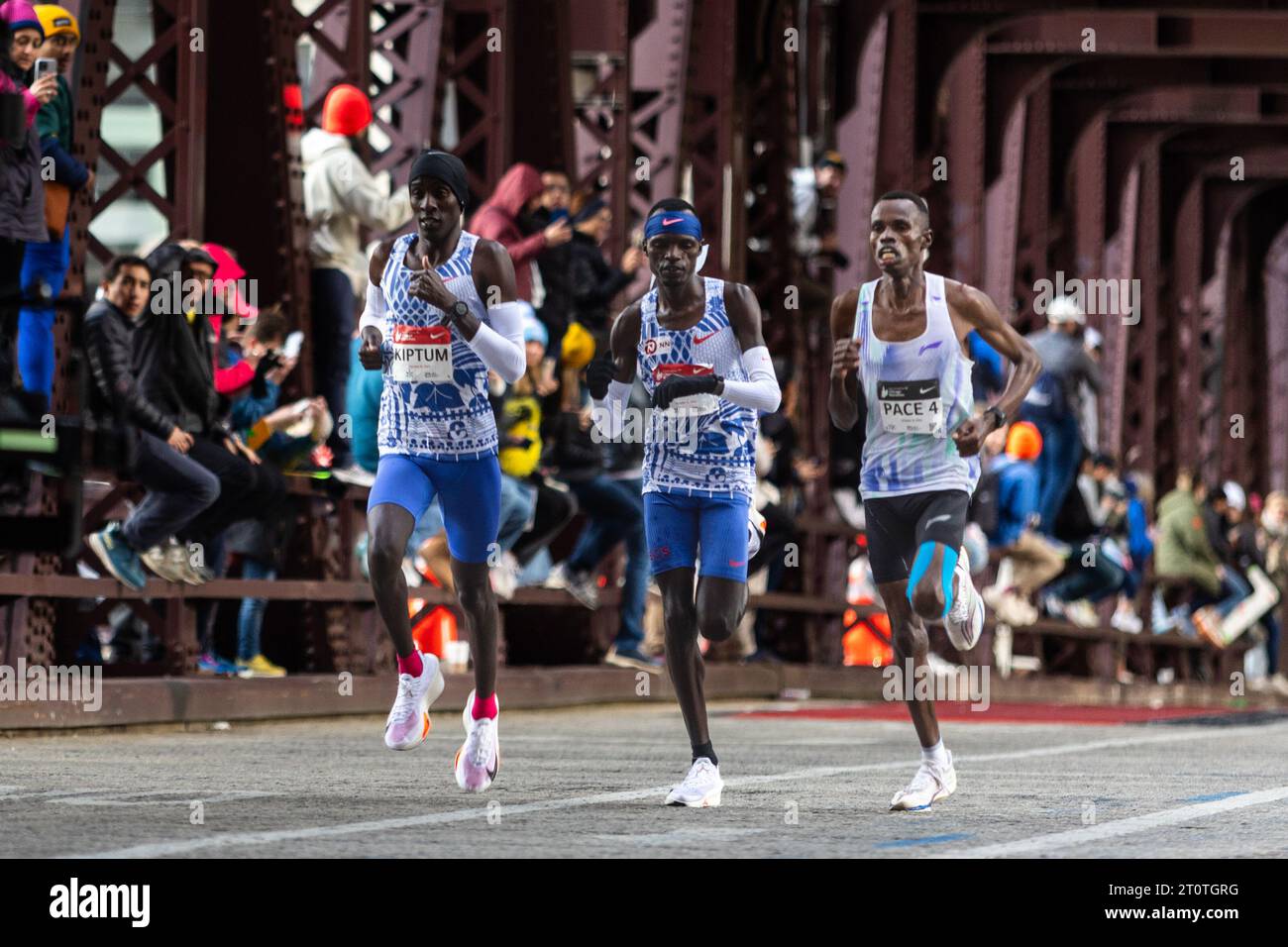 Chicago, USA. Oktober 2023. Kelvin Kiptum (L) tritt am 8. Oktober 2023 ...