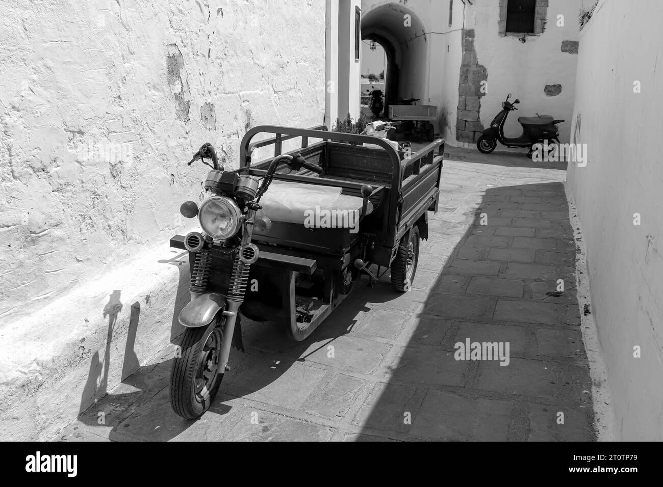 Red Tuk Tuk Rickscha, ein dreirädriger Personenwagen, der in der Lindos ...
