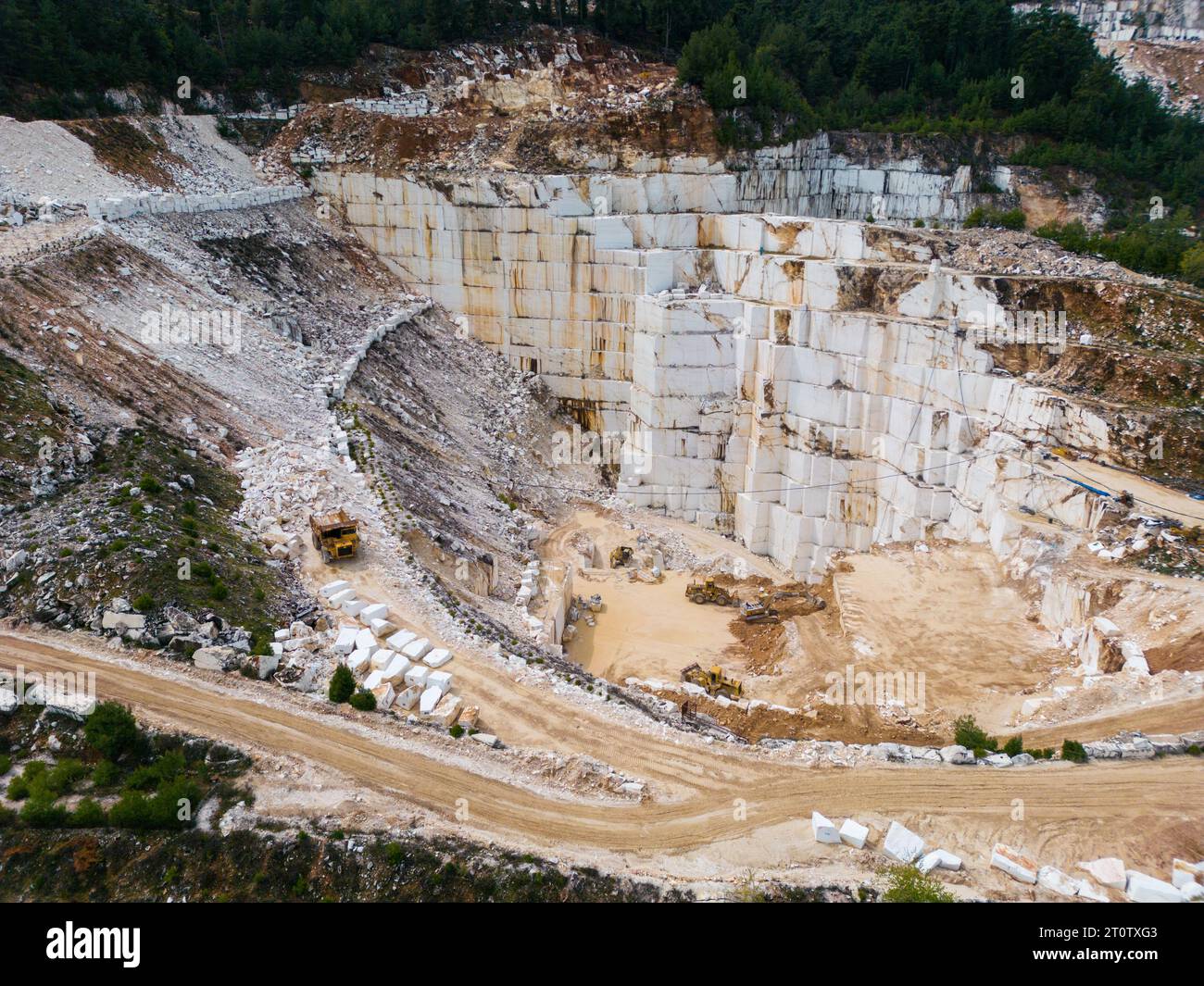 Ein Blick von oben auf den Steinbruch auf der Insel Thassos zeigt die ...