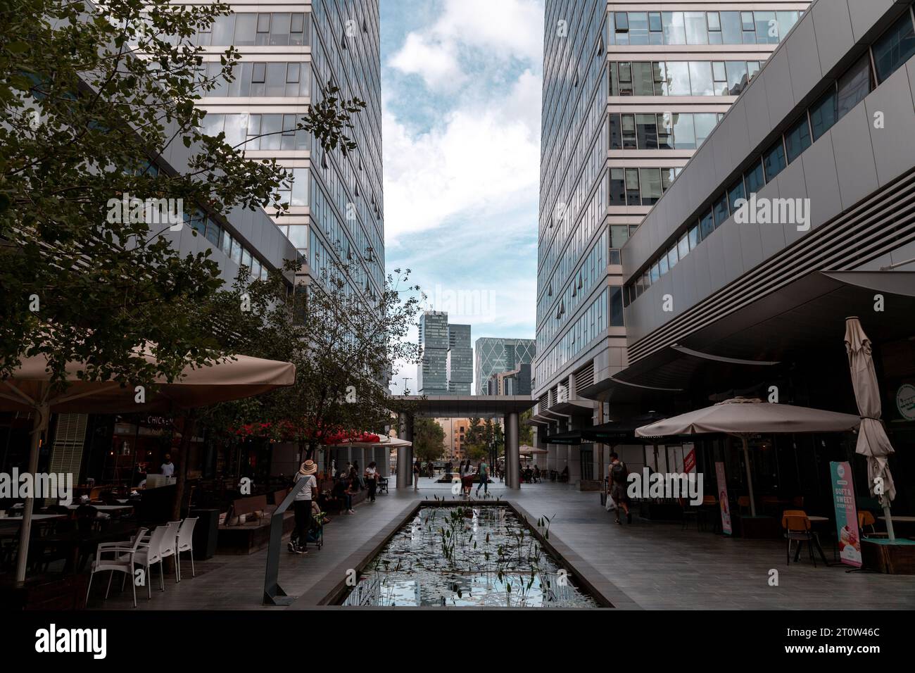 Tel Aviv, Israel - 4. Oktober 2023: Moderne Wolkenkratzer im Finanzviertel Tel Aviv, der ...