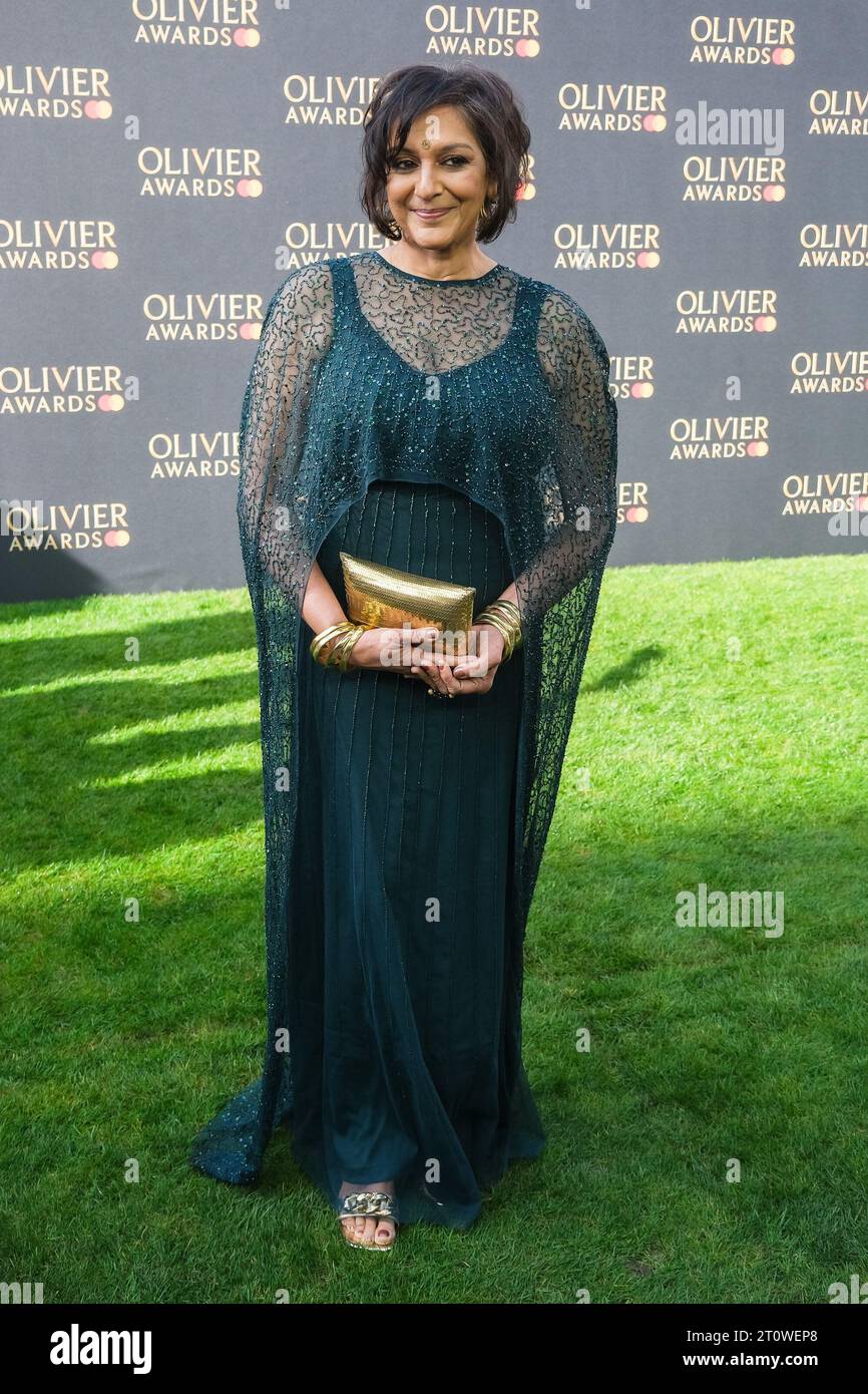 Meera Syal fotografierte während der Ankunft für die Olivier Awards in ...