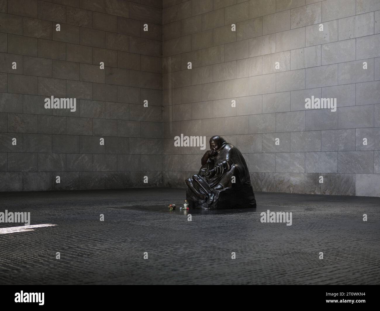 Kathe kollwitz mutter mit ihrem toten sohn oder pieta -Fotos und -Bildmaterial in hoher ...