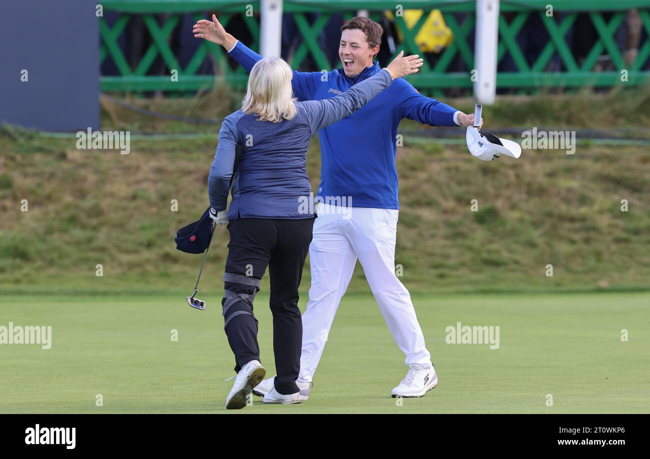 Matt Fitzpatrick feiert mit seiner Mutter Susan Fitzpatrick, nachdem er ...