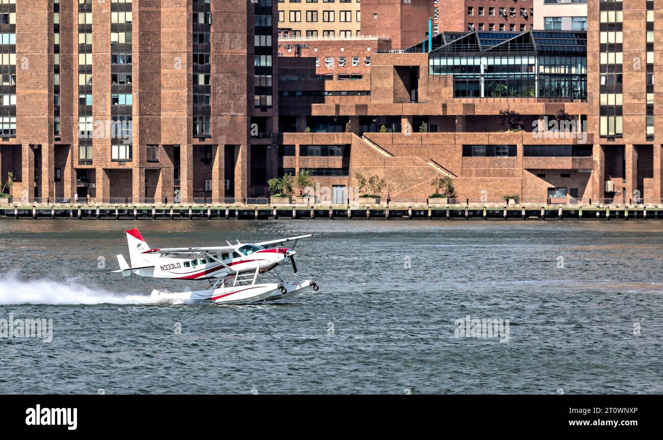 Wasserflugzeuge starten und landen im East River, wo Brooklyn Queens ...