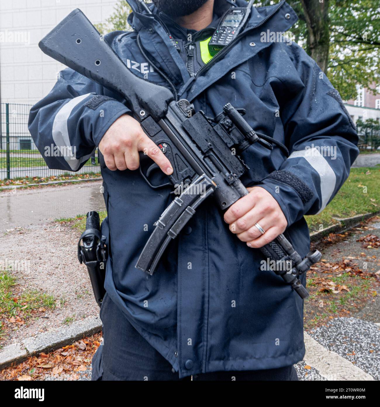 9. Oktober 2023, Hamburg: Ein Polizist mit Maschinenpistole bewacht die jüdische Synagoge in ...