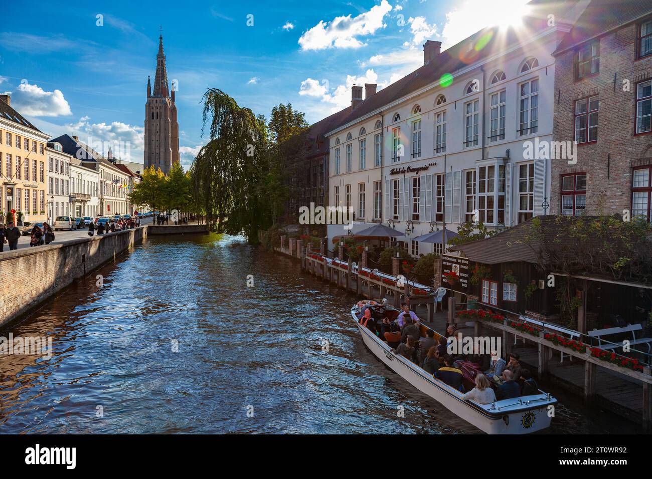 Brügge, Belgien, August 21 2014, Touristen auf einer Besichtigungstour ...