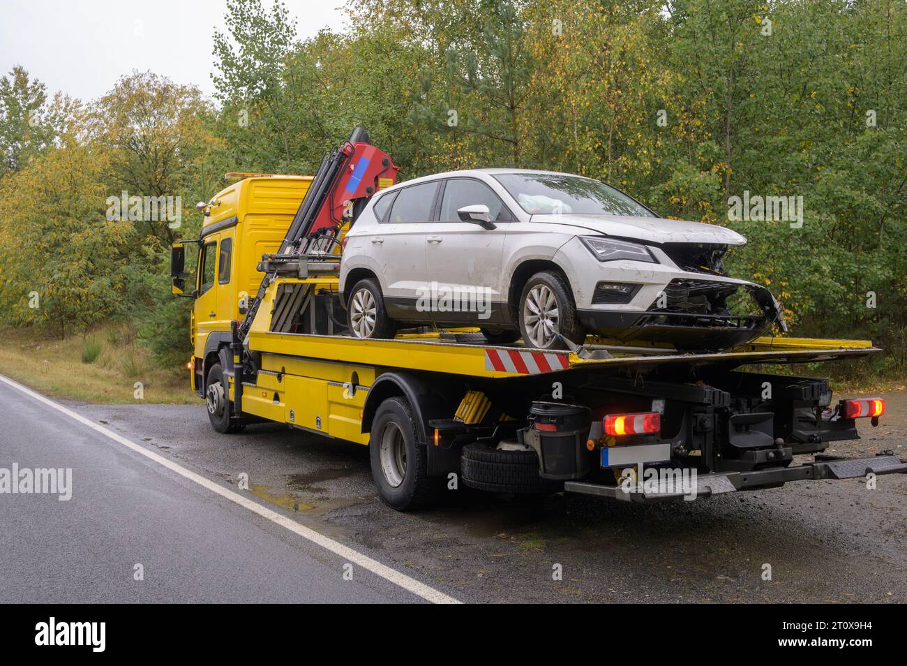 Auto auf einem abschleppwagen -Fotos und -Bildmaterial in hoher ...