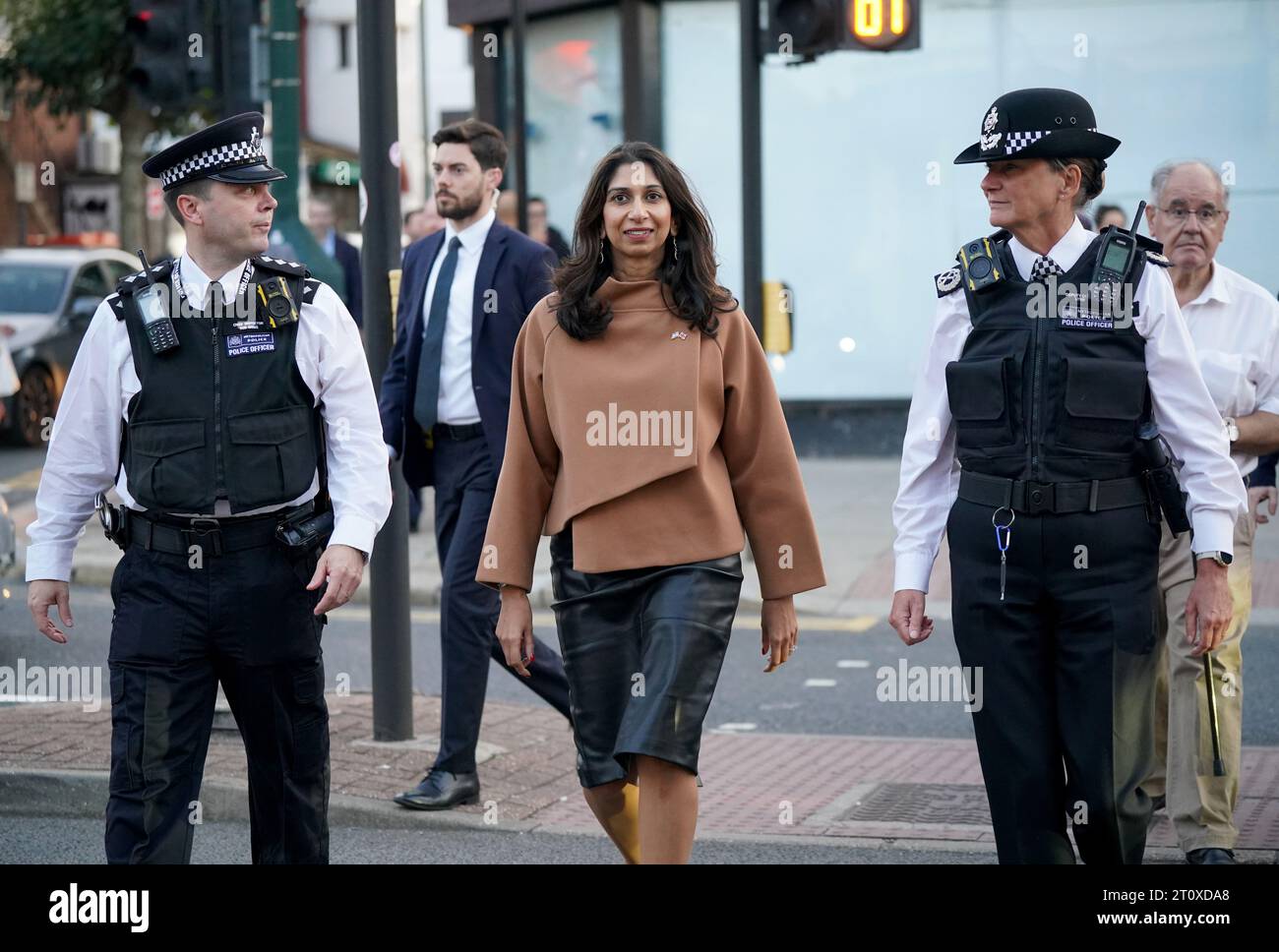 Die Innenministerin Suella Braverman wird von Rob Gibbs (links) und ...