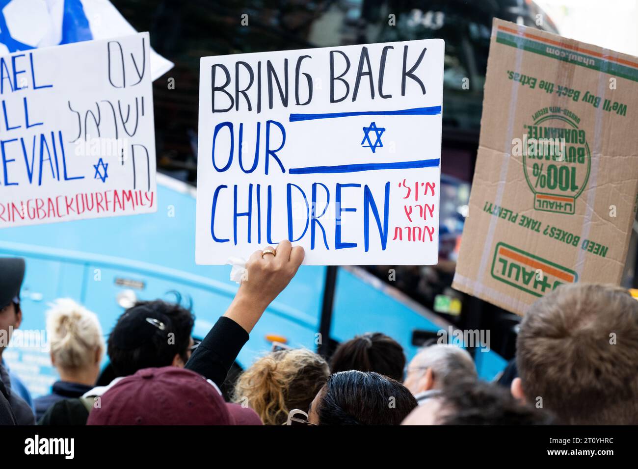 New York, Usa. Oktober 2023. Ein Demonstrant hält ein Plakat zur ...
